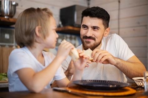 Pai E Filha Comendo Imagens Download Grátis No Freepik