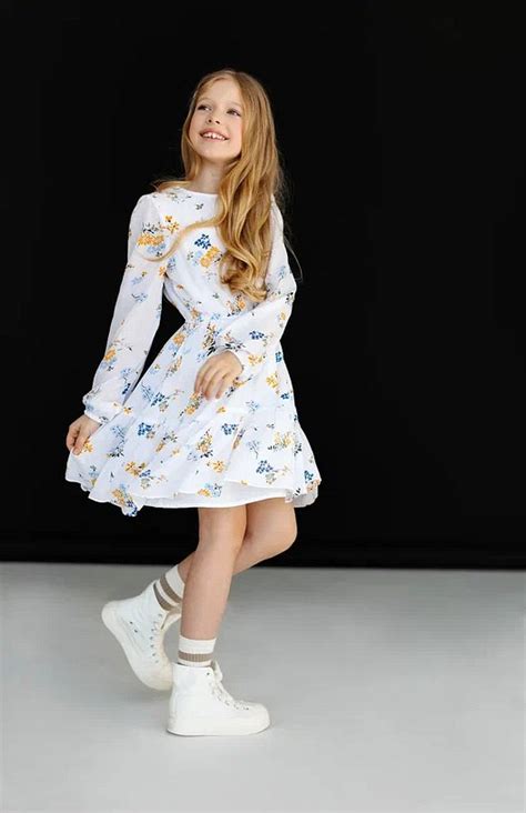 Height 144cm 4 8½ Shoe 35 Eu 3½ Us 2½ Uk Hair Blond Eyes Blue