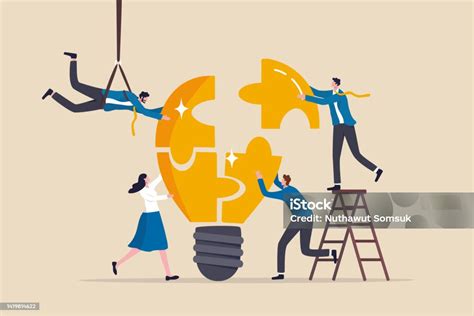 팀 빌딩 비즈니스 아이디어를위한 팀 협업 문제 해결을위한 팀워크 성공 개념을 위해 함께 일하는 전략 계획 사업가와 사업가가 전구 퍼즐을 해결하기 위해 팀을 이룹니다 팀워크에