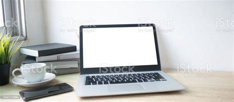 나무 책상에 흰색 빈 화면이있는 노트북 컴퓨터 작업 공간 직장 데스크톱 사무실 개념 0명에 대한 스톡 사진 및 기타 이미지 0명 가구 공란 Istock