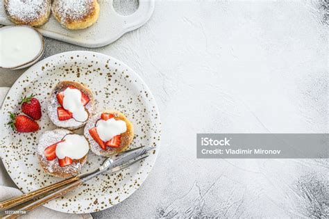 코티지 치즈 팬케이크 시르니키 딸기를 곁들인 커드 프리터 회색 배경입니다 맨 위 보기 복사 공간 0명에 대한 스톡 사진 및 기타