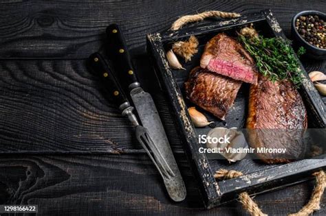 나무 트레이에 바비큐 그릴 럼프 캡 또는 브라질 피카냐 쇠고기 고기 스테이크 검은 색 나무 배경 맨 위 보기입니다 복사 공간 0명에 대한 스톡 사진 및 기타 이미지 Istock