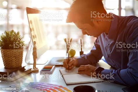 사무실에 책상에서 디지털 그래픽 태블릿에 노력 하는 그래픽 디자이너 공란에 대한 스톡 사진 및 기타 이미지 공란 공부 교육 Istock