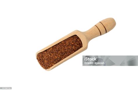 루이보스 차 매체는 흰색 배경에 격리된 나무 국자로 자른다 루이보스 라틴어 아스팔라투스 리니어리스 향초 허브 티 식품 성분 갈색에 대한 스톡 사진 및 기타 이미지 Istock