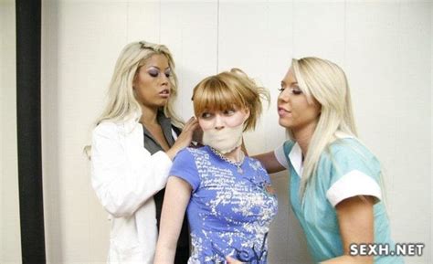 Медсестры ставят больного на ноги Pic