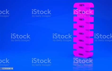 파란색 배경에 격리 된 핑크 자동차 타이어 휠 아이콘입니다 미니멀리즘 개념 3d 일러스트레이션 3d 렌더링 3차원 형태에 대한 스톡 사진 및 기타 이미지 Istock