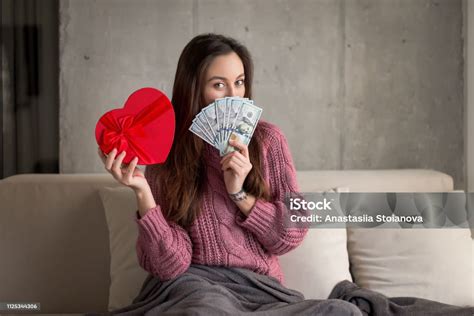 활을 가진 심 혼의 형태로 밝은 빨간색 낭만적인 선물을 받는 예쁜 여자 귀여운에 대한 스톡 사진 및 기타 이미지 귀여운 기념일 놀라움 Istock