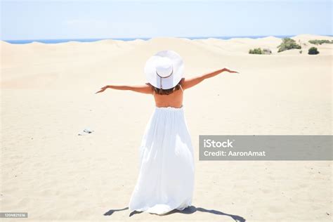 마스파플로마스 모래 언덕 해변에서 여름 휴가를 즐기는 열린 팔로 일광욕을하는 젊은 아름다운 여성 그랜드 카나리아에 대한 스톡 사진 및 기타 이미지 Istock