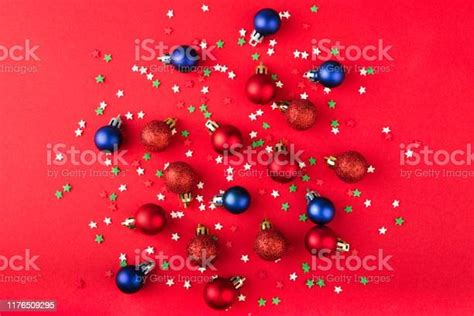 색상 색종이와 빨간색 배경에 빨간색과 파란색 크리스마스 공 12월에 대한 스톡 사진 및 기타 이미지 12월 개념 개체 그룹 Istock