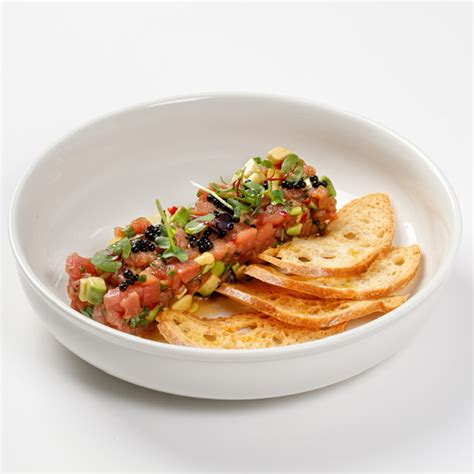 Тартар из тунца с авокадо из ресторана Pinskiyandco