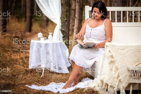 여자는 숲의 자연 배경에서 아침에 침대에서 책을 읽고는 갈색 머리에 대한 스톡 사진 및 기타 이미지 갈색 머리 경관 관능 Istock