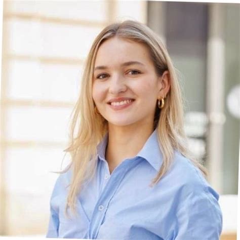 Laura Z Executive Assistance To Retail Board Member Student