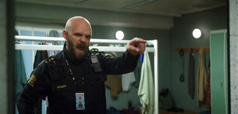 Hvite Gutter Tar På Seg Politiuniformen Nå Er Traileren Her