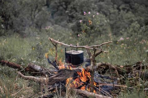 Cocinar En Una Olla Sobre Una Fogata En El Parque Nacional Foto Premium