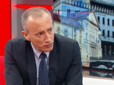 Образователният министър Красимир Вълчев Бави се доставката на електронни устройства за