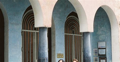 1970년대 건축 가방 거리 거리 사진 건물 외관 건축 걷고 있는 공공 건물 관광 극장 낮 노란색 도시 도시 탐사 도시 풍경 도시의 도시의 삶