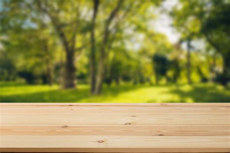 흐릿한 배경 앞에 나무 보드 빈 테이블입니다 자연이나 공원의 흐릿한 배경과 원근 갈색 나무 제품을 전시하거나 조립하는 데 사용할 수 있습니다 모형 0명에 대한 스톡 사진 및