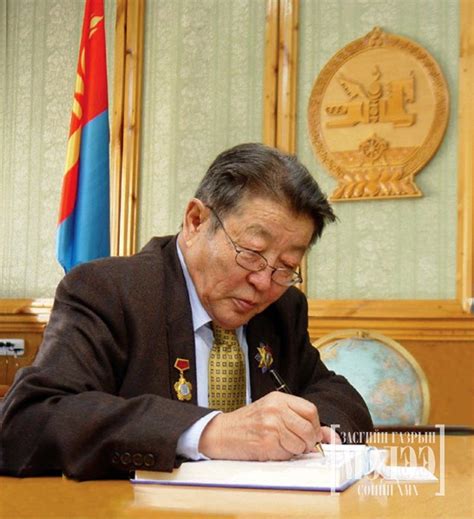 Б Чимид Цэцийн шийдвэр бурууг нь мэдсээр атлаа дуугүй байгааг нь гайхаж сууна