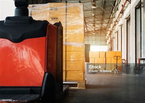 포장 상자는 전기 지게차 팔레트 잭으로 팔레트에 쌓인 플라스틱을 포장했습니다 판지 골판지 상자 공급망 배송 창고 창고 물류를