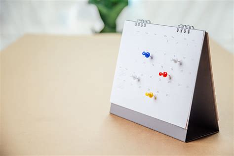 테이블에 달력 책상 장소 플래너에 대한 데스크탑 캘린더는 나무 사무실 테이블에 의제 시간표 약속 조직 관리 각 날짜 월 및 연도를 계획합니다 캘린더 개념입니다 건강 진단에