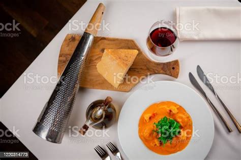 플랫 레이 이탈리아 파스타 이탈리아 요리 새우와 소스를 곁들인 파스타 라비올리 레스토랑 파르메산 치즈 쿠스쿠스 음식 예술