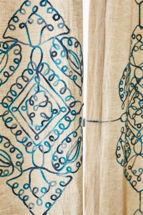 그레타 자수 커튼 앤트로폴로지 한국 공식 스토어 유니크한 여성 패션 및 라이프스타일 편집샵 200개이상의 프리미엄 브랜드 여성 의류 액세서리 홈 인테리어 키친