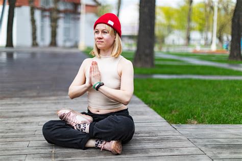 공공 공원 연꽃 위치에서 요가를 연습하는 젊은 성인 여성 40 44세에 대한 스톡 사진 및 기타 이미지 40 44세 건강한 생활방식 고요한 장면 Istock