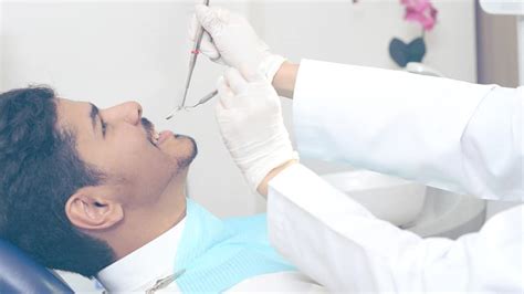 جذور الأسنان الأسباب وطريقة العلاج والخطوات كولجيت®