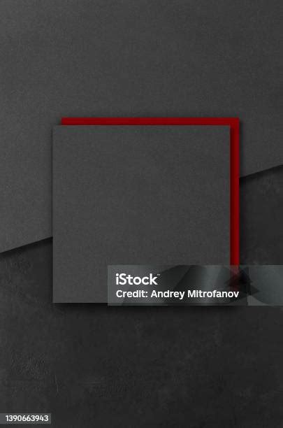 어두운 콘크리트 배경에 검은 색과 빨간색 직사각형 모형 디자인 요소 또는 포트폴리오 공간을 복사합니다 명함에 대한 스톡 사진 및