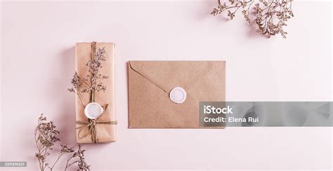 크래프트 종이와 왁스 씰과 말린 꽃이 있는 분홍색 평면도 웹 배너에 담긴 선물 0명에 대한 스톡 사진 및 기타 이미지 0명 갈색 개체 그룹 Istock