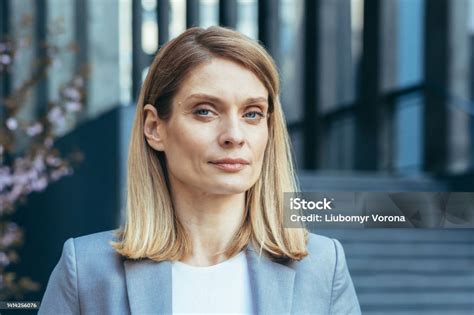 사려 깊고 진지하게 카메라를 바라 보는 자신감있는 비즈니스 여성의 클로즈업 사진 여자 사업가에 대한 스톡 사진 및 기타 이미지 여자 사업가 심각한 금발 머리 Istock