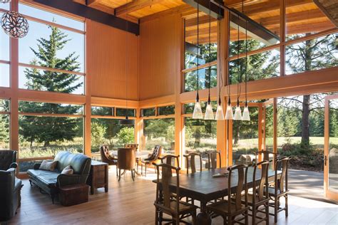Steel Beams Support Dramatic Roof Overhangs At Washington State Retreat
