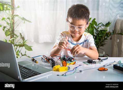 Asian Kind Junge Montage Der Arduino Roboter Auto Hausaufgaben Projekt
