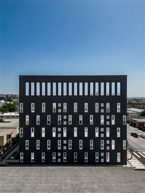 H RD Adds Interior Courtyard To Jagged LA Apartment Building