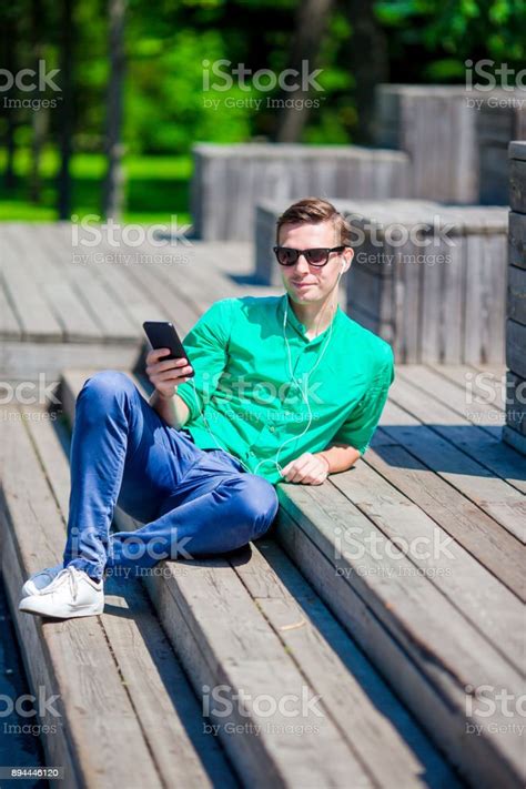공원에서 야외에서 스마트폰으로 젊은 남자 남자 모바일 스마트폰을 사용 하 여 거리에 대한 스톡 사진 및 기타 이미지 거리 검색 남자 Istock