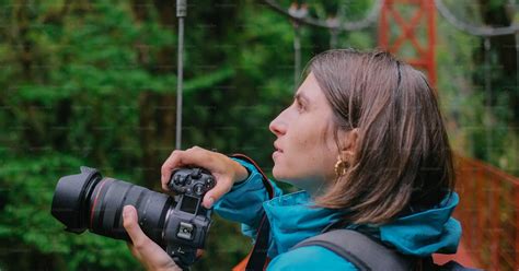 카메라를 들고 다리 사진을 찍고 있는 여성 사진 Unsplash의 나홀로 여행자 이미지