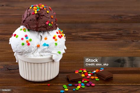 바 닐 Aand와 초콜렛 아이스크림 국자의 격판덮개 복사 공간을 가진 나무로 되는 배경에 뿌리 및 와플 콘을 가진 0명에 대한 스톡 사진 및 기타 이미지 Istock