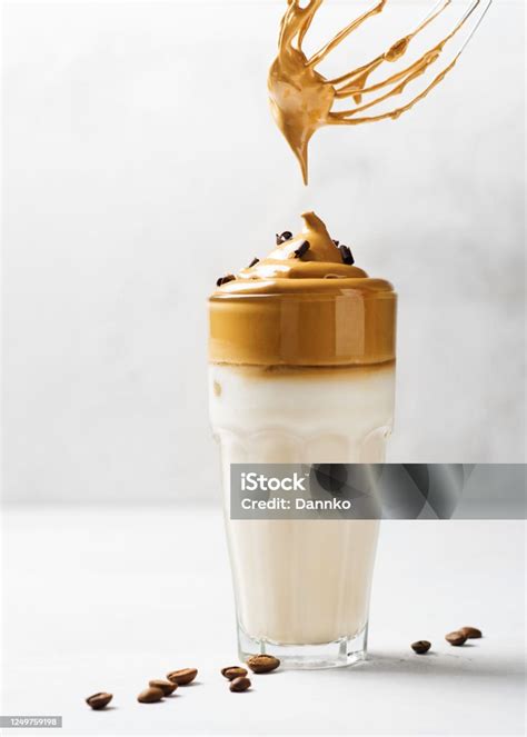 키가 큰 유리에 갈색 거품이 있는 한국 달고나 커피가 흰색 배경에 닫힙 0명에 대한 스톡 사진 및 기타 이미지 0명 갈색