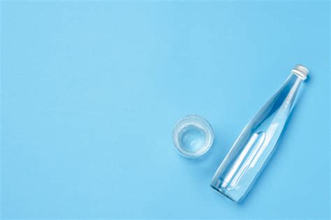 파란색 배경에 맑은 물이있는 유리 병과 유리 건강과 아름다움 수분 균형 갈증 열 여름의 개념 플랫 레이 상단 보기 0명에 대한 스톡 사진 및 기타 이미지 Istock