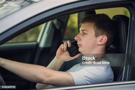 운전대 앞에서 전화 통화를 하는 동안 안전하지 않은 운전을 하는 청년 부주의 한 운전자는 교통 규칙을 위반합니다 18 19세에 대한 스톡 사진 및 기타 이미지 Istock