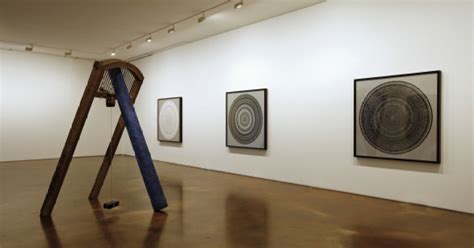 인도 이마장식 빈디로 보편적 질문을 던지다