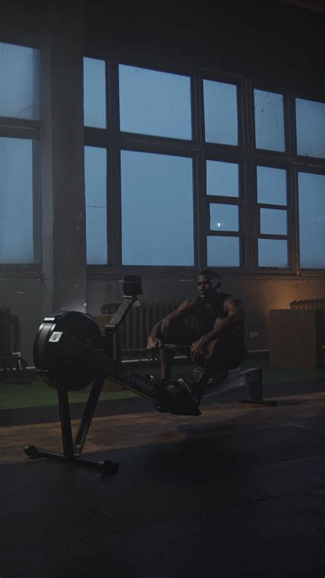 有关主动穿着 休閒 健康 健身 健身习惯 健身房 健身目标 健身運動 努力 動態 動機 垂直视频 夜间 女人 女性健身 娛樂 室內 室内健身 強大 強度