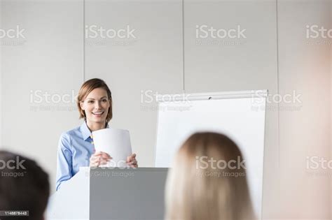 회의에서 동료에 게 프레젠테이션을 제공 하는 사업가 웃는 기업가에 대한 스톡 사진 및 기타 이미지 기업가 남자 남자 사업가 Istock