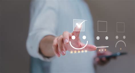 고객 서비스 및 만족도 개념 행복한 미소 얼굴 아이콘의 가상 화면을 터치하는 비즈니스 사람들은 서비스에 만족을 제공합니다 등급은 매우 감동 30 34세에 대한 스톡 사진 및