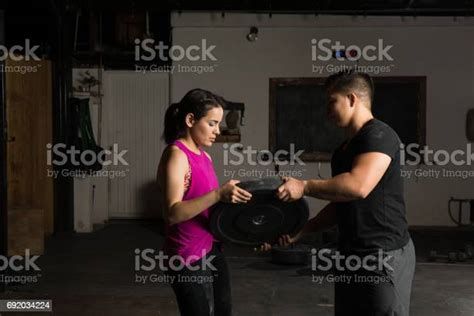 체육관에서 여자를 돕는 코치 20 29세에 대한 스톡 사진 및 기타 이미지 20 29세 강사 근육질 체격 Istock