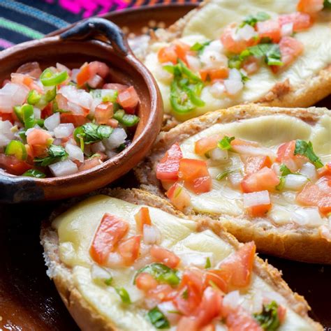 Molletes Con Frijoles Y Queso El Desayuno Rápido Que Nunca Decepciona