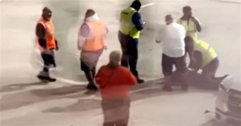 비행기 이륙 전 비상문 열고 날개 위 걸어다닌 승객결말은