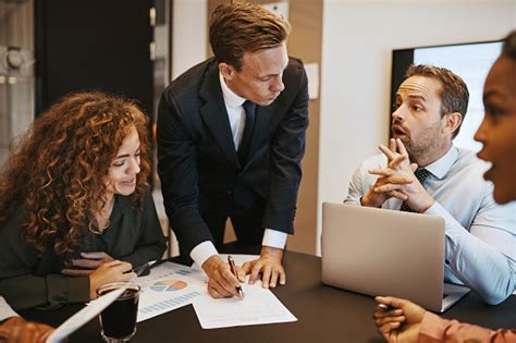 사무실 회의 중에 다양 한 사업가 들이 함께 서류 작업을 진행 합니다 경영자에 대한 스톡 사진 및 기타 이미지 경영자 그래프 기업가 Istock
