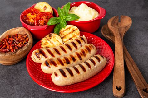 음식 정 이다입니다 돼지고기와 붉은 접시에 호박의 소 하 세 세 지 바 질입니다 감자와 구운된 야채 퓌 레 검은 대리석 배경 0명에 대한 스톡 사진 및 기타 이미지 Istock