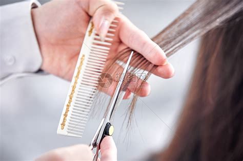 理发师给顾客理发高清图片下载 正版图片501431869 摄图网